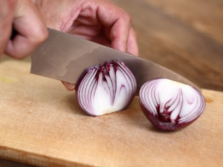 Uien snijden zonder huilen! Zo doe je dat!